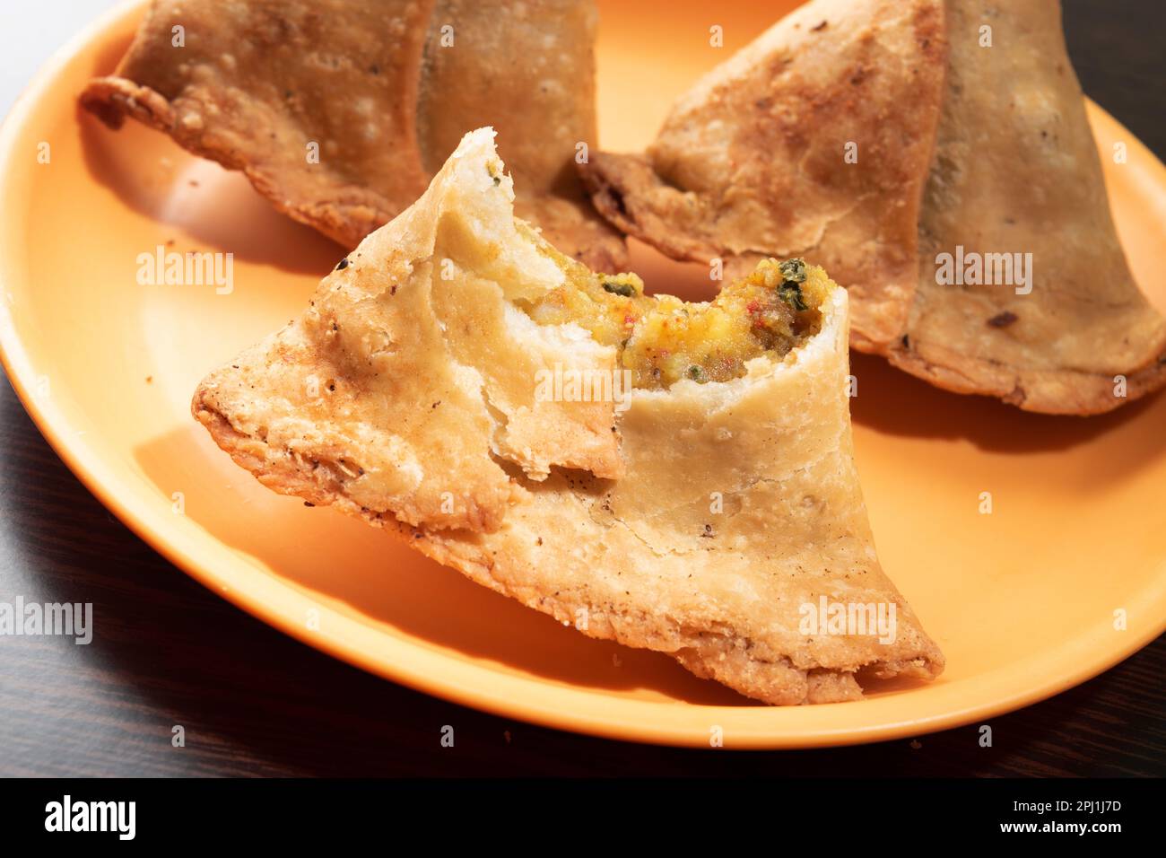 Samosa in plate hi-res stock photography and images - Alamy