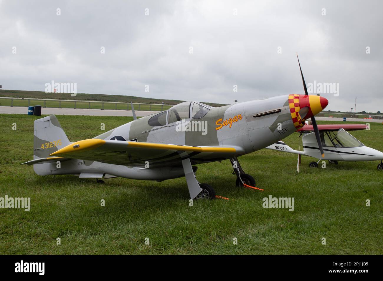 Airplane mustang p 51 fighter warbird hi-res stock photography and ...