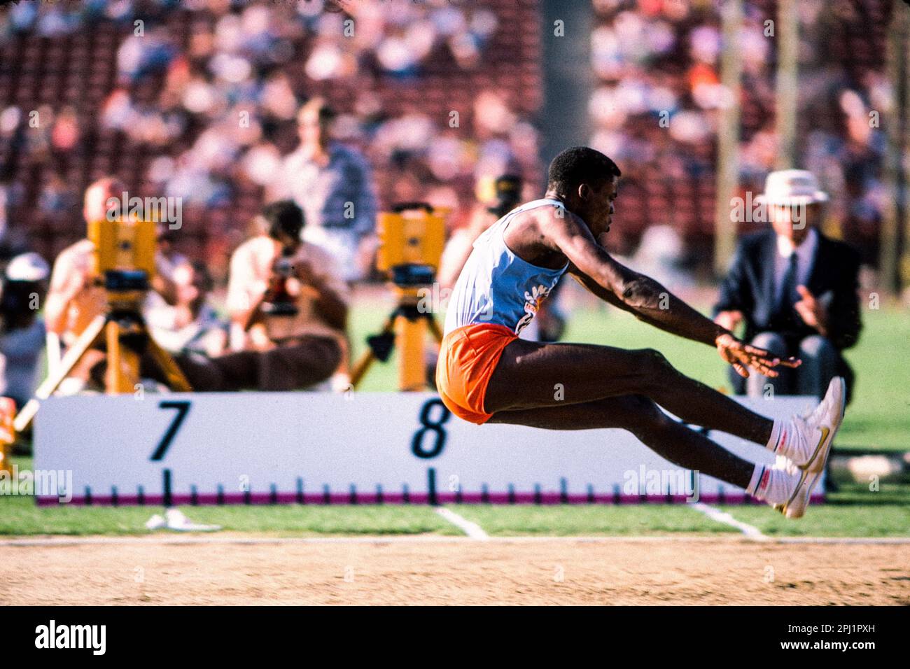 Carl lewis long jump 1984 hi-res stock photography and images - Alamy