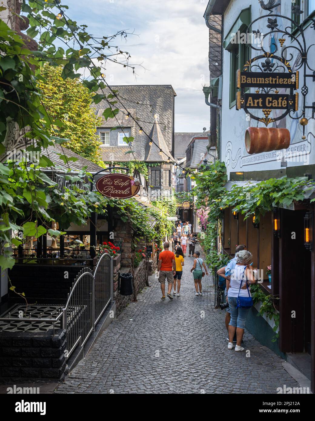 Colorful alley in Rüdesheim am Rhein, a charming town in Rhine Valley ...