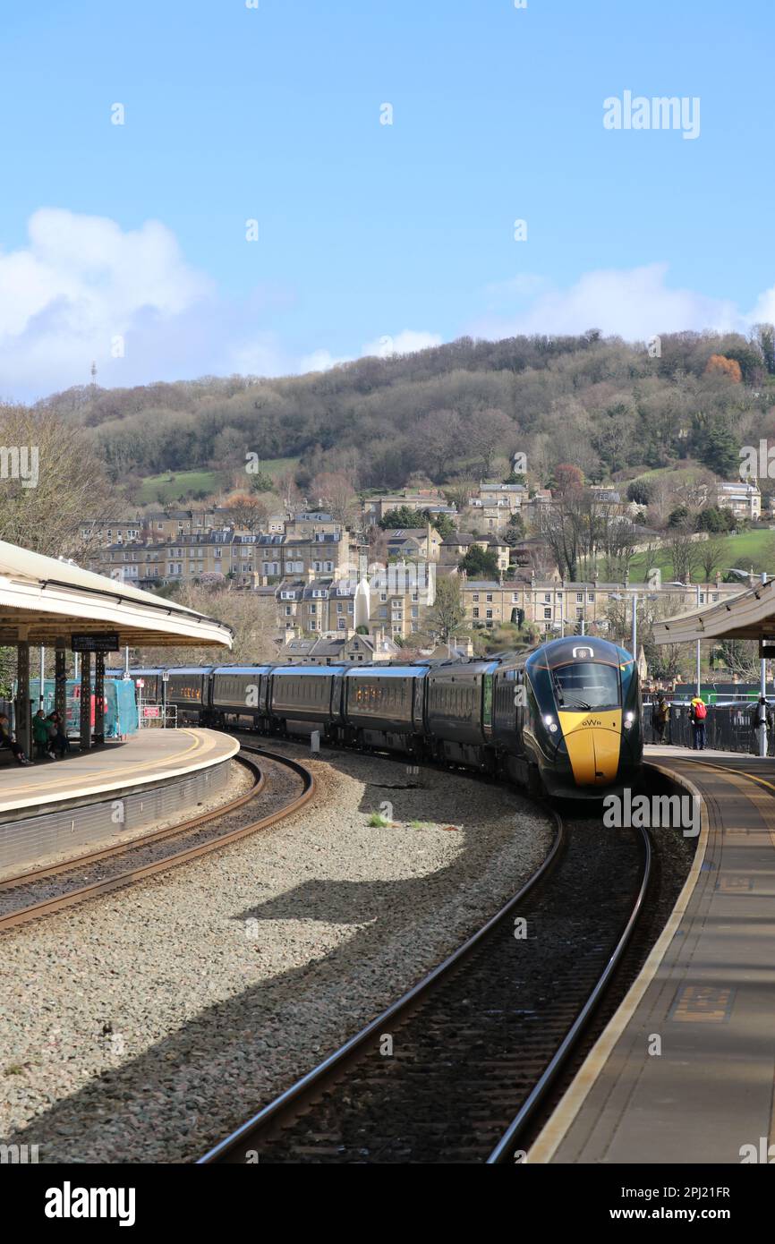A GREAT WESTERN RAILWAY TRAIN ARRIVING AT BATH RAILWAY STATION Stock ...