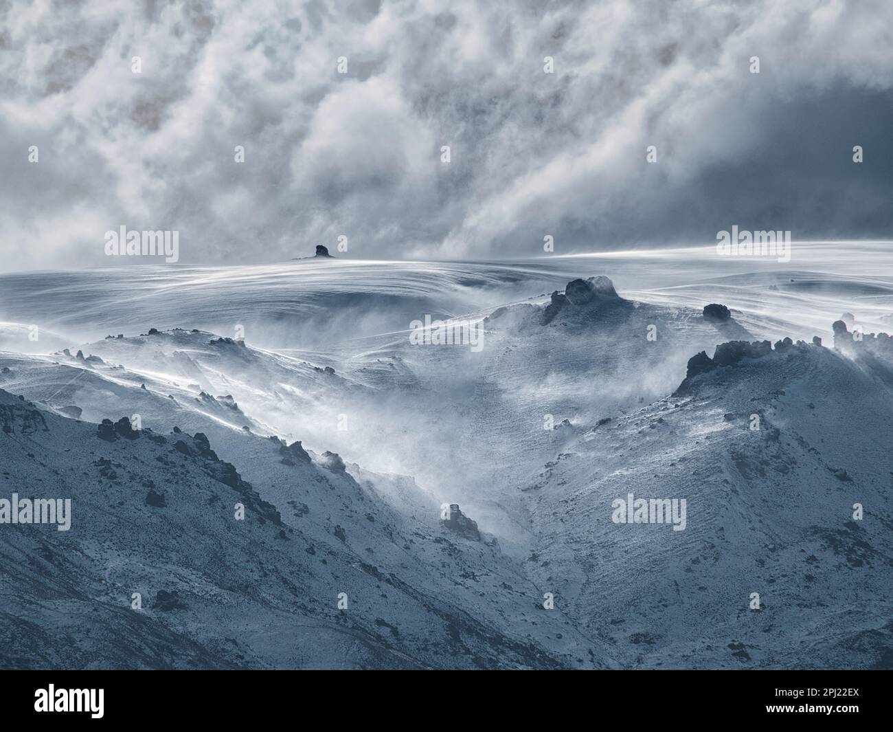 Spindirft snow on the Pisa mountain ranges Stock Photo - Alamy