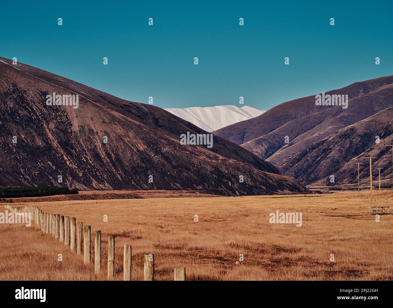 Snow capped mountain in the Ahuriri Valley Stock Photo - Alamy