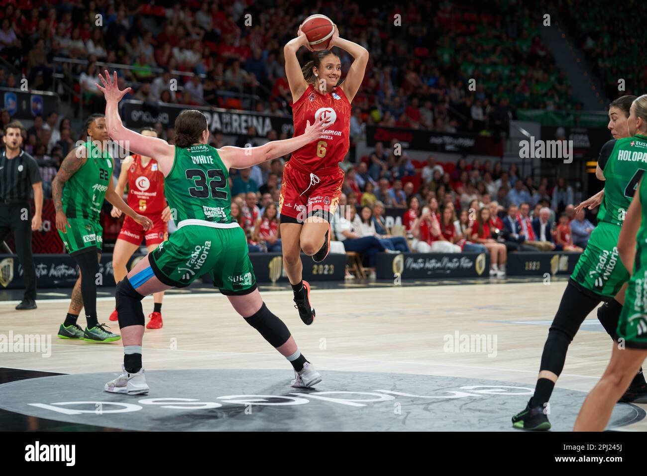 Chatrice Marie White of Kutxabank Araski (L) and Davinia Angel of ...