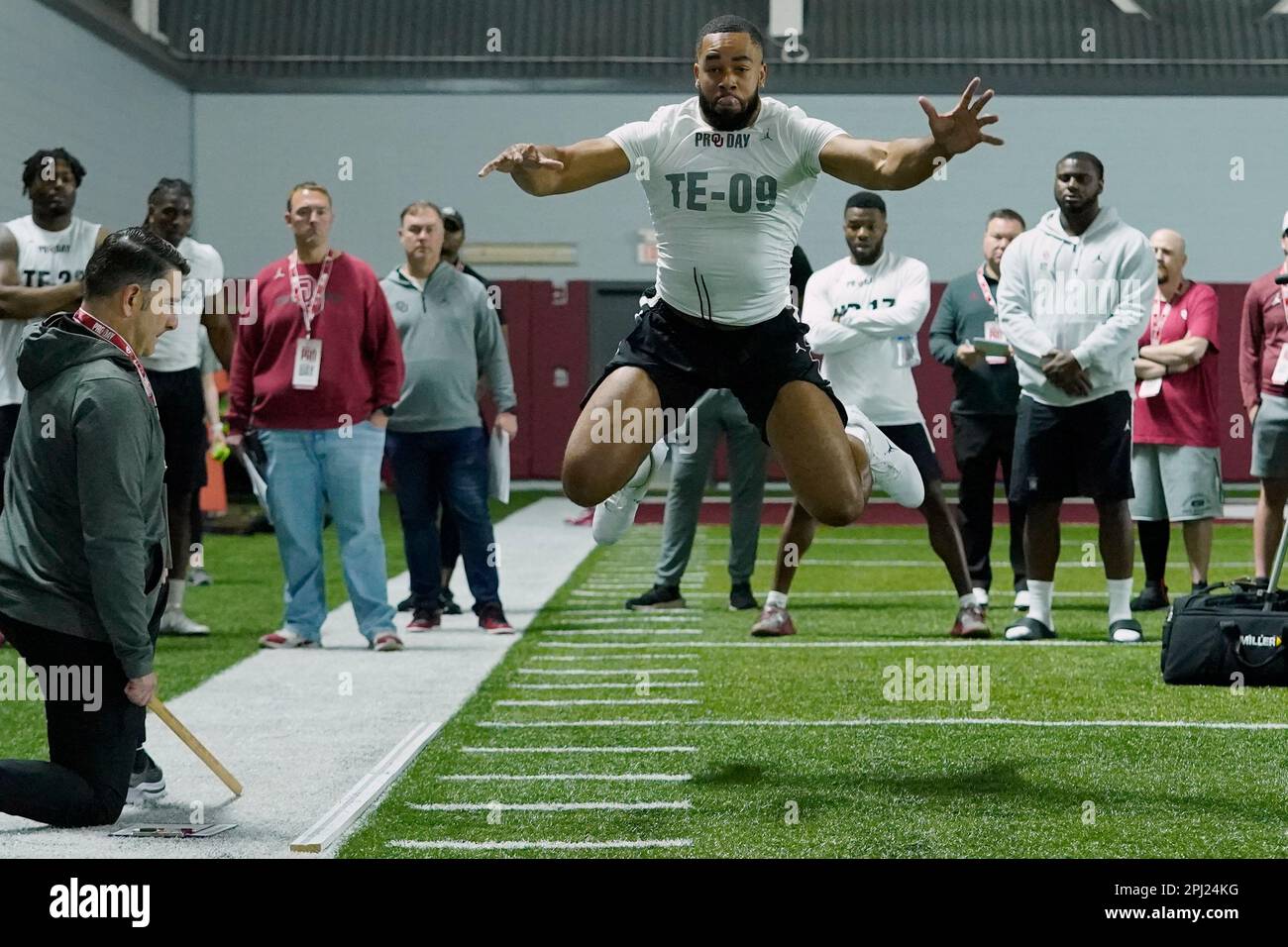 Oklahoma tight end Brayden Willis participates in the broad jump during ...
