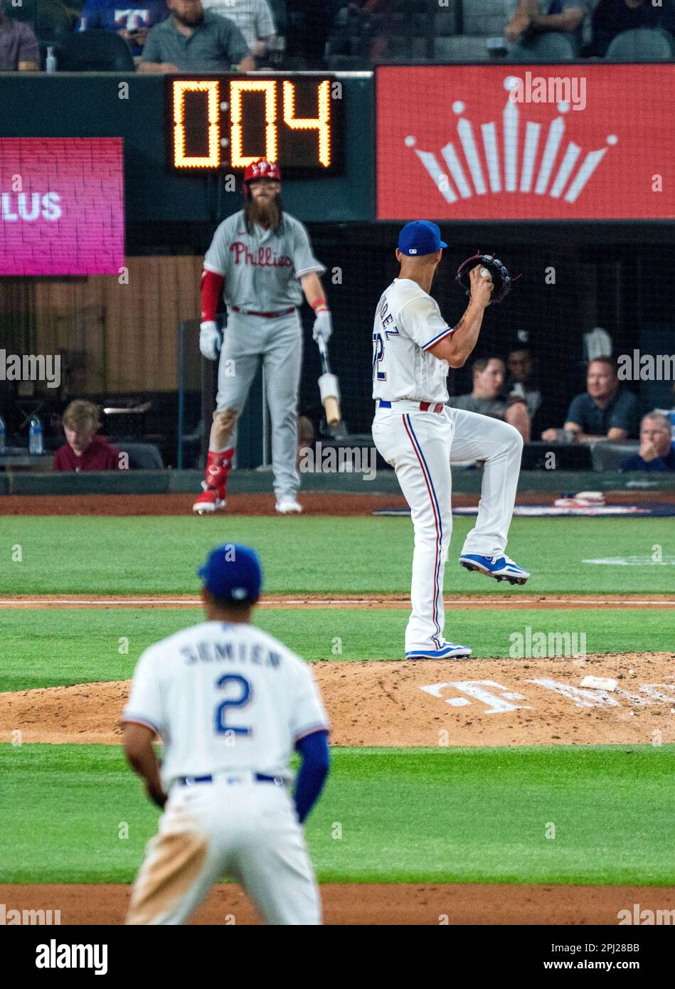 Texas Rangers relief pitcher Jonathan Hernandez (72) begins his windup ...