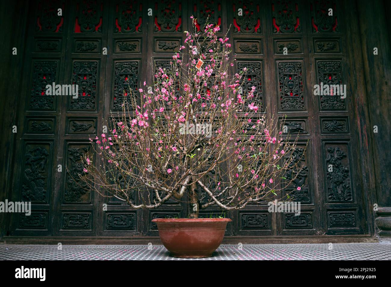 Chinese wooden temple hi-res stock photography and images - Alamy