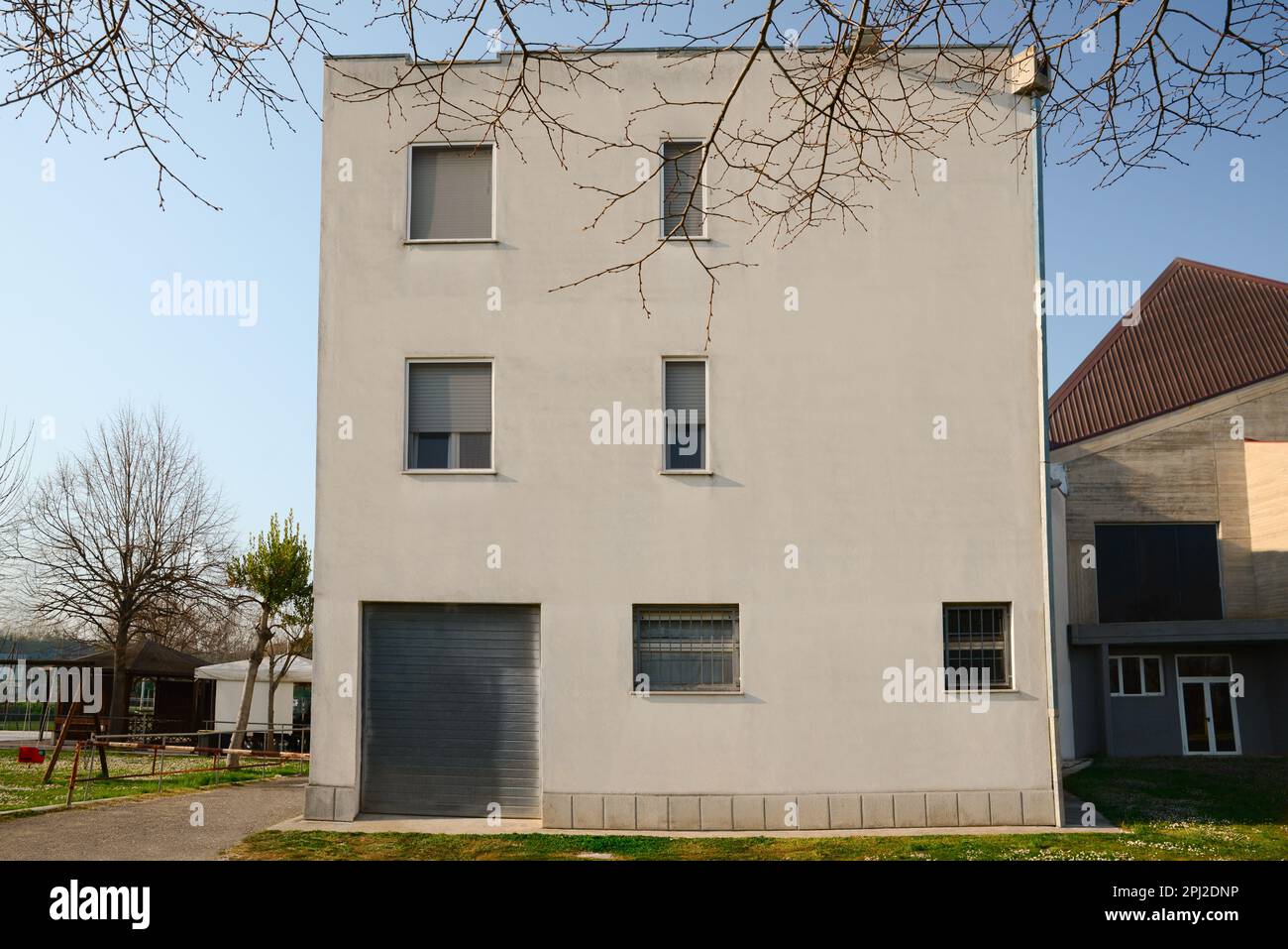 Simple white building hi-res stock photography and images - Alamy