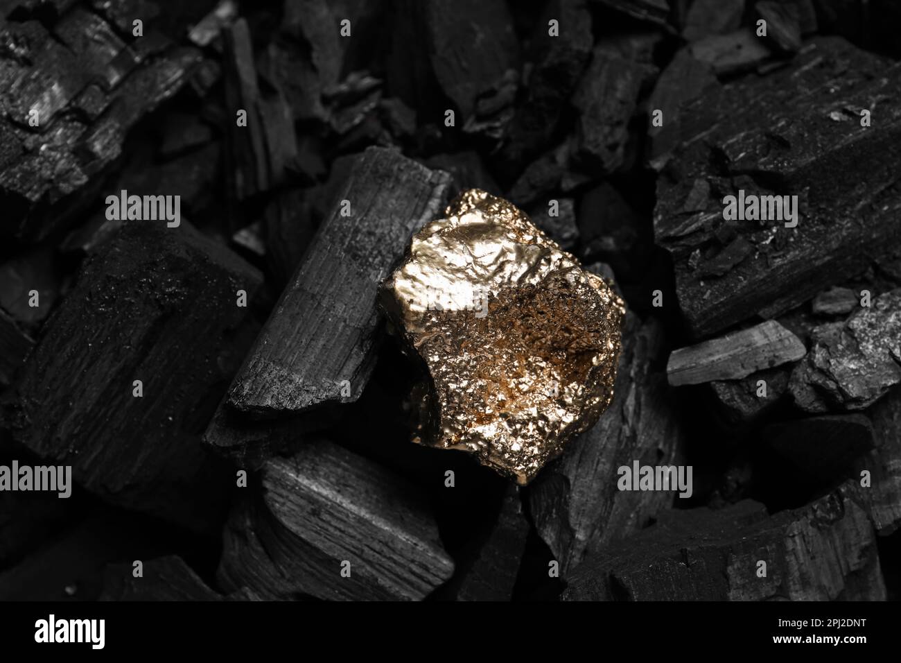 Shiny gold rock closeup view hi-res stock photography and images - Alamy