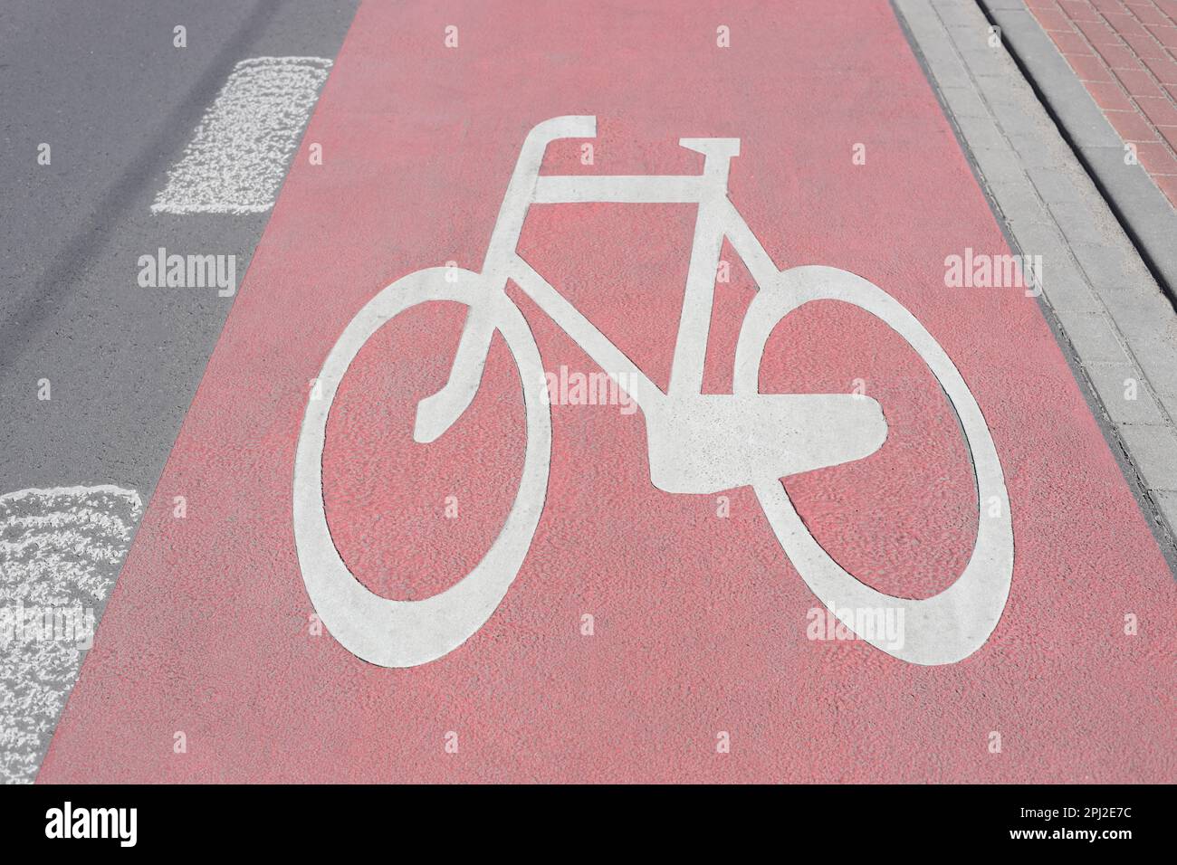 White lines paved bicycle hi-res stock photography and images - Alamy