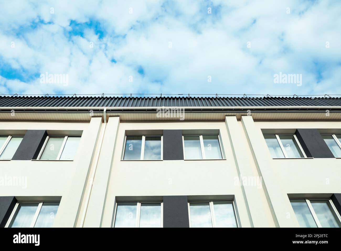 Building on cloudy day hi-res stock photography and images - Alamy