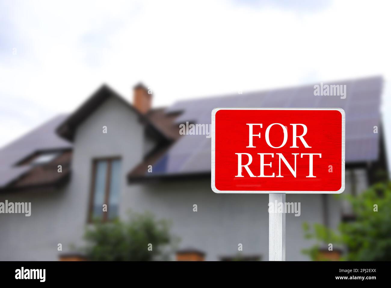 Sign with phrase FOR RENT and blurred view of beautiful house Stock ...
