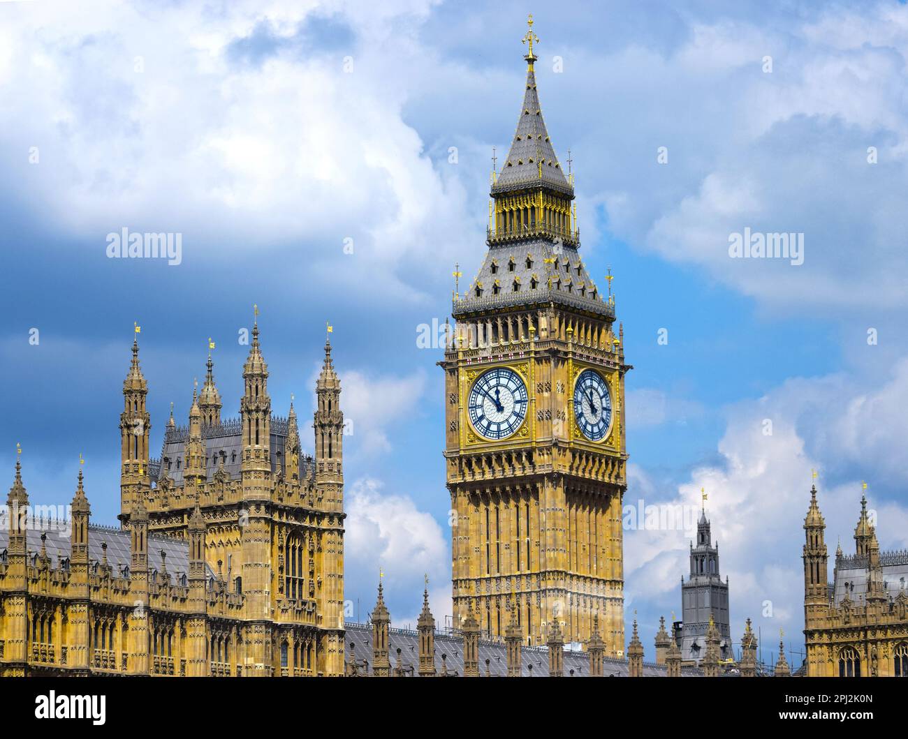 Big Ben recently unveiled after restoration seen from Thames River ...