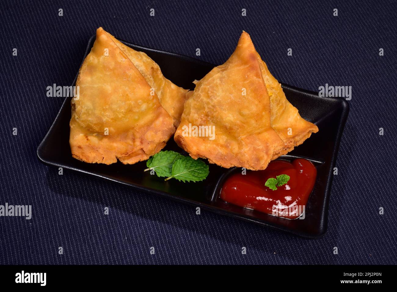 Samosa in plate hi-res stock photography and images - Alamy