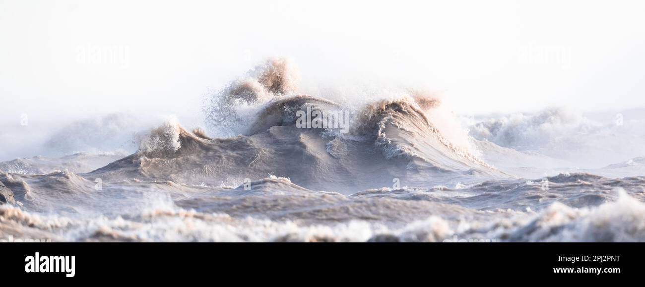 Extreme weather conditions on Lake Erie produce large and powerful ...