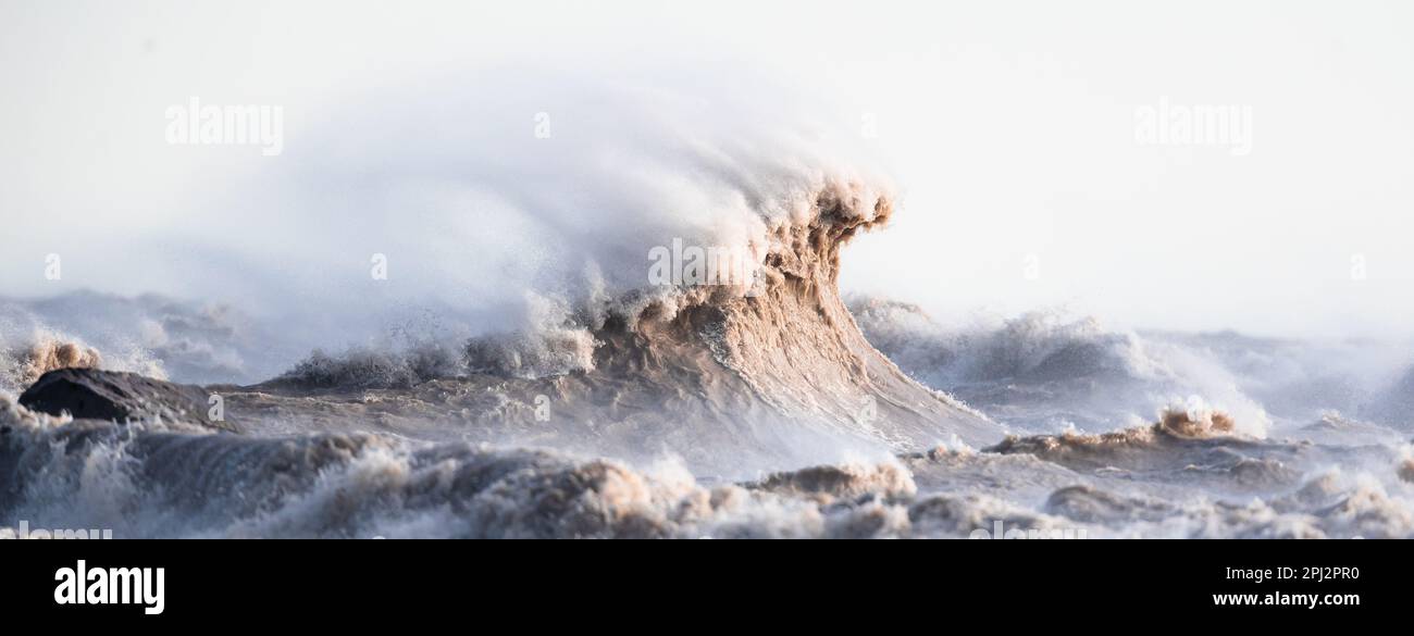 Extreme weather conditions on Lake Erie produce large and powerful ...