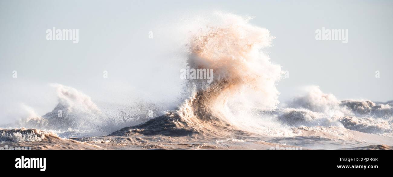 Extreme weather conditions on Lake Erie produce large and powerful ...