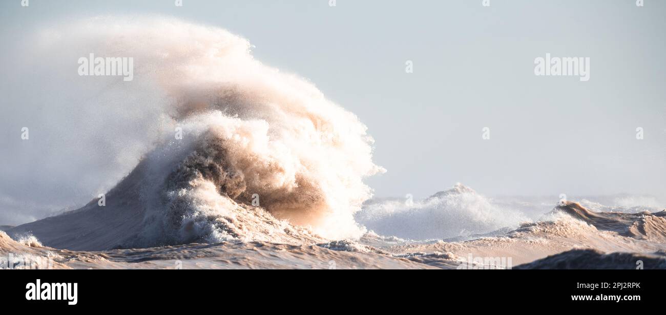 Extreme weather conditions on Lake Erie produce large and powerful ...