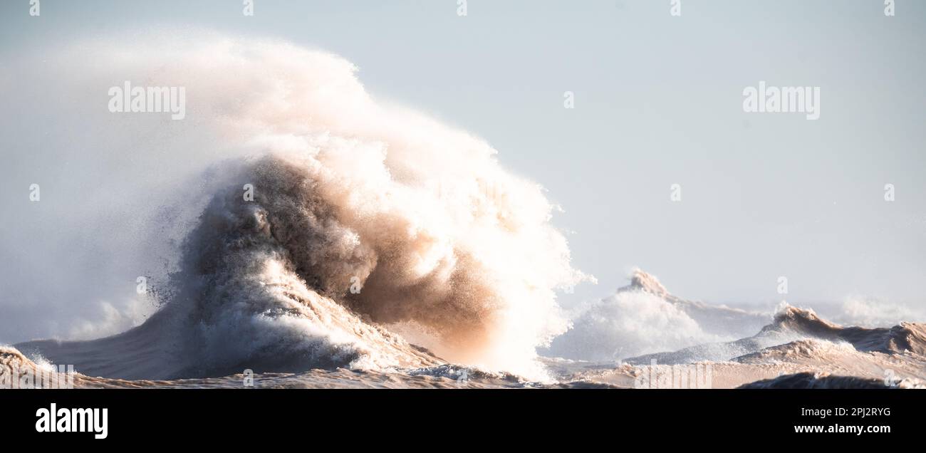 Extreme weather conditions on Lake Erie produce large and powerful ...