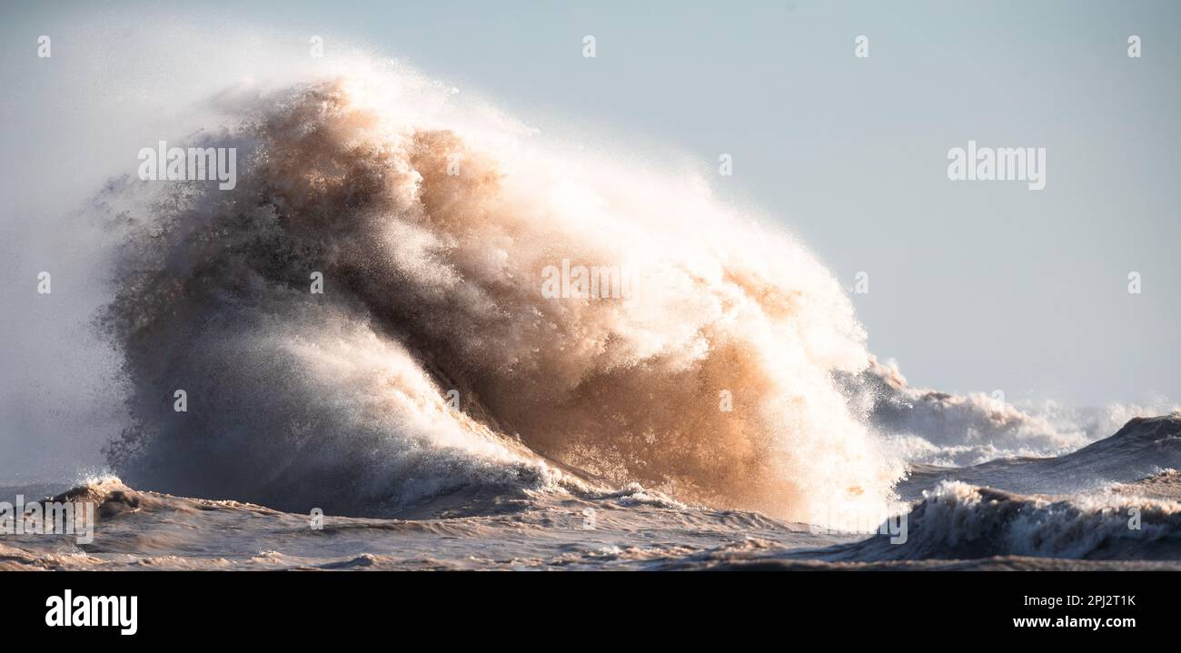 Extreme weather conditions on Lake Erie produce large and powerful ...