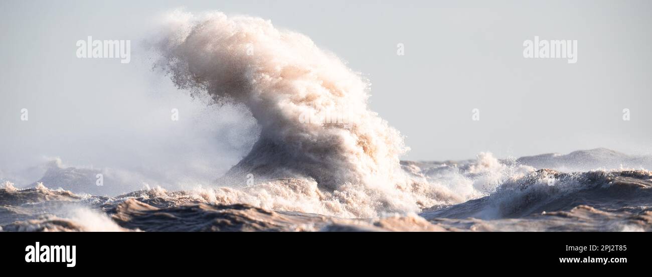 Extreme weather conditions on Lake Erie produce large and powerful ...
