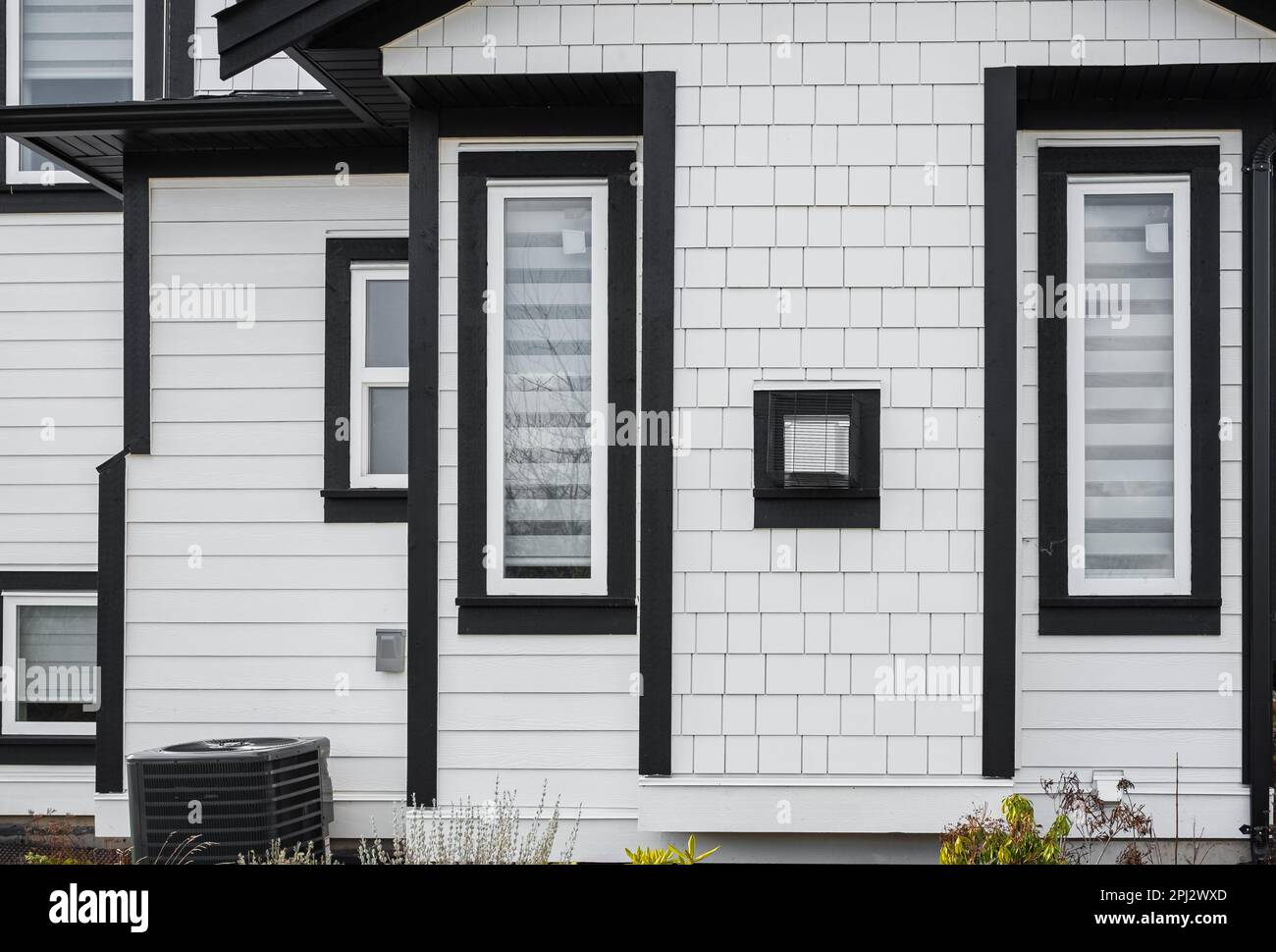 Beautiful contemporary house in a Canadian neighbourhood. Modern ...