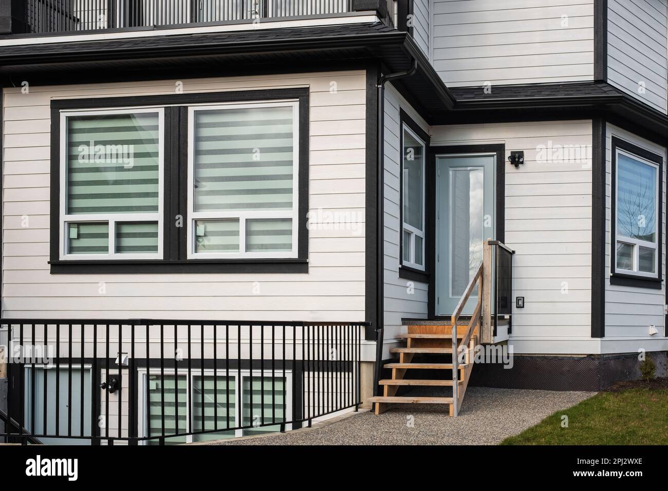 Beautiful contemporary house in a Canadian neighbourhood. Modern ...