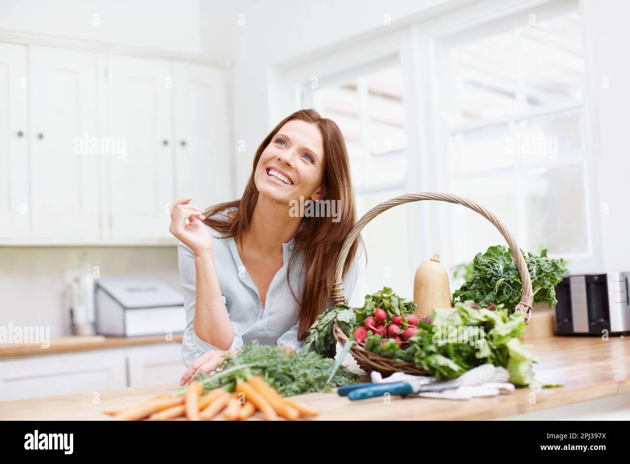 Woman looking up left smile hi-res stock photography and images - Alamy