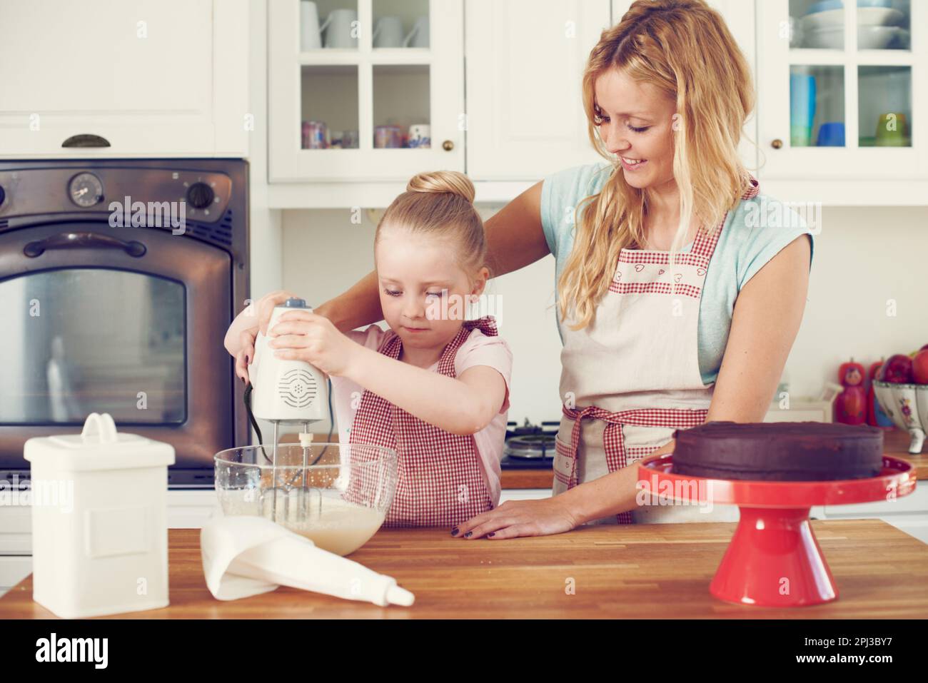 Mum and small daughter baking hi-res stock photography and images - Alamy