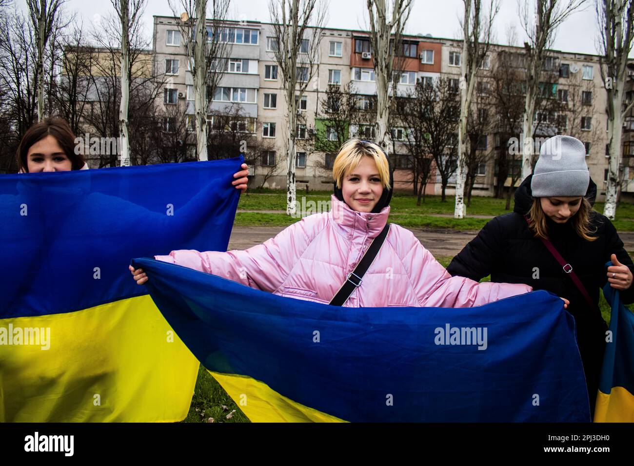 Women gather by the side of the road with Ukrainian flags to encourage ...