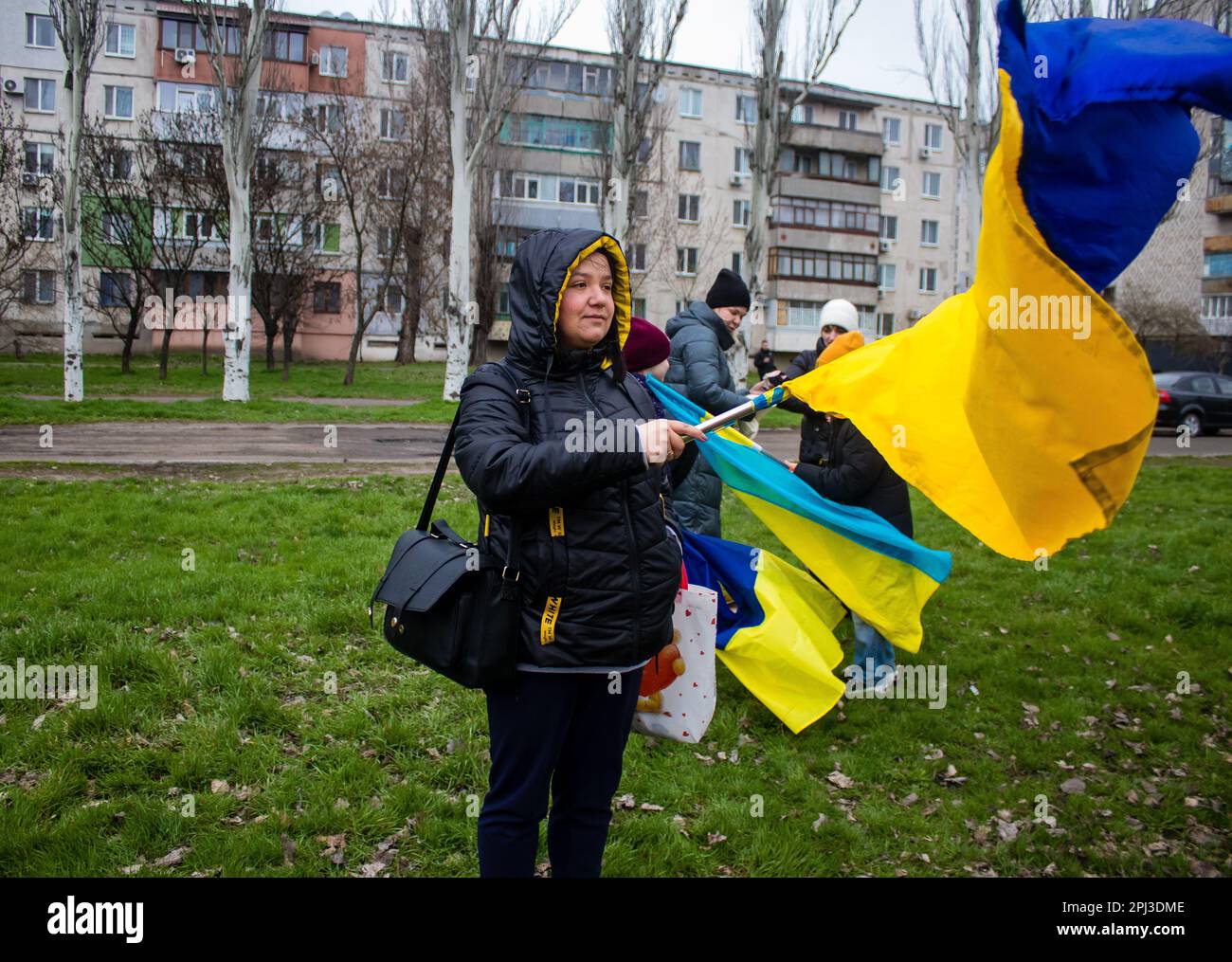 Women gather by the side of the road with Ukrainian flags to encourage ...