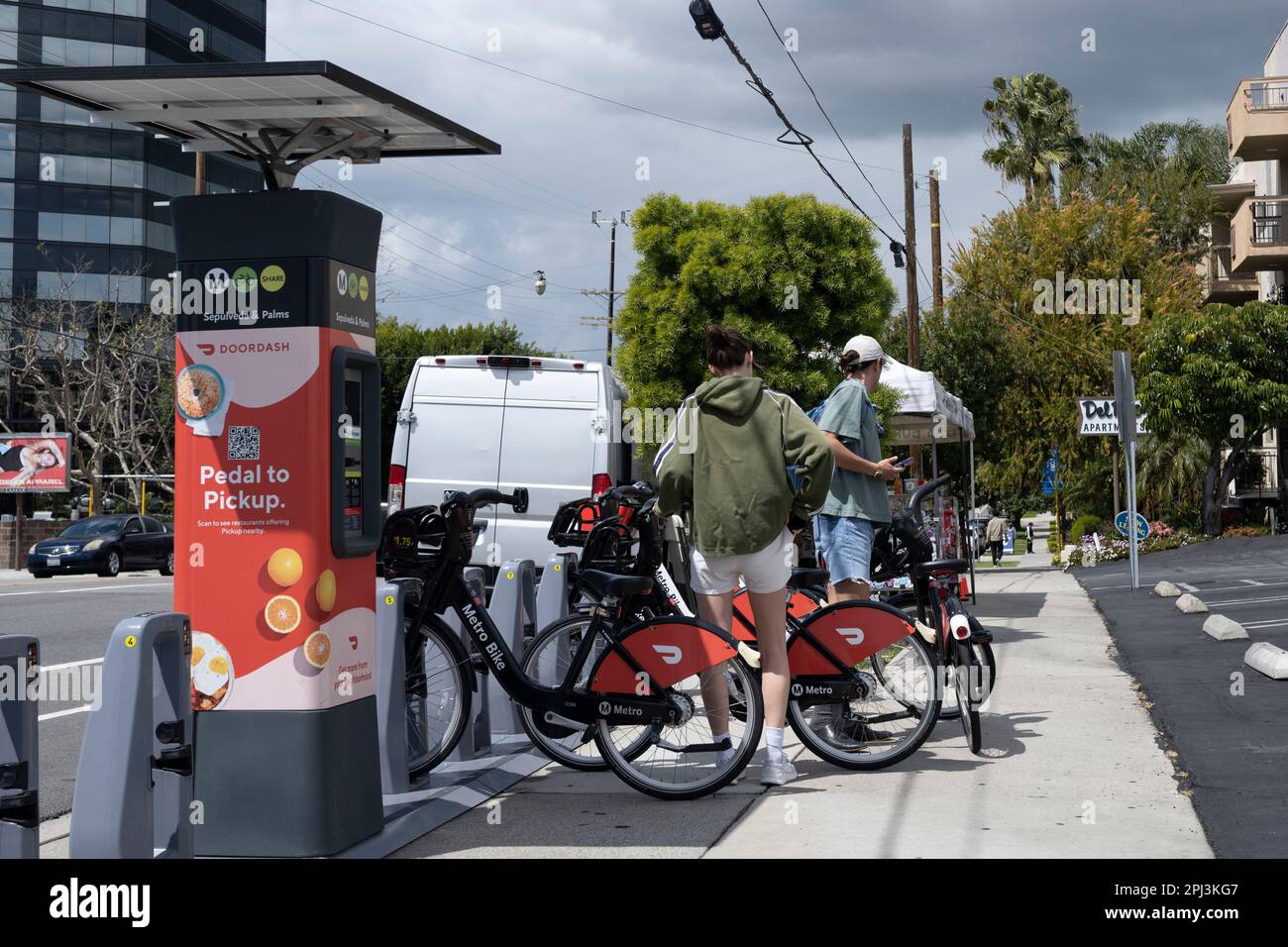 Los Angeles, California, USA. 30th Mar, 2023. Commuter cyclists grab a ...