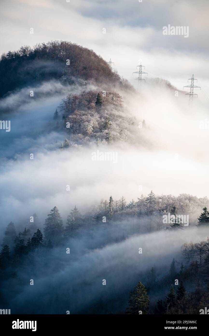 Fog moving on mountain top hi-res stock photography and images - Alamy