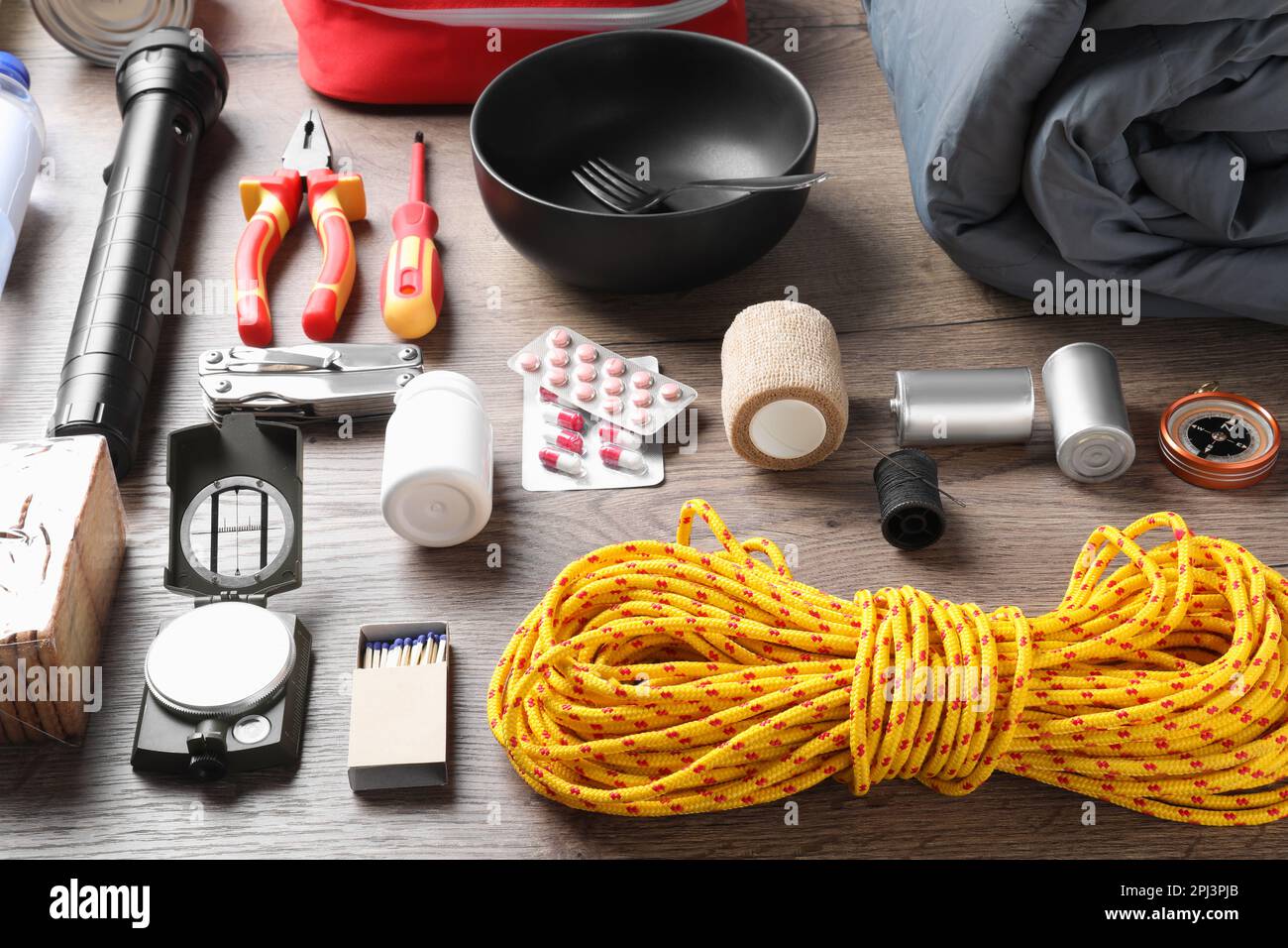 Earthquake kit hi-res stock photography and images - Alamy