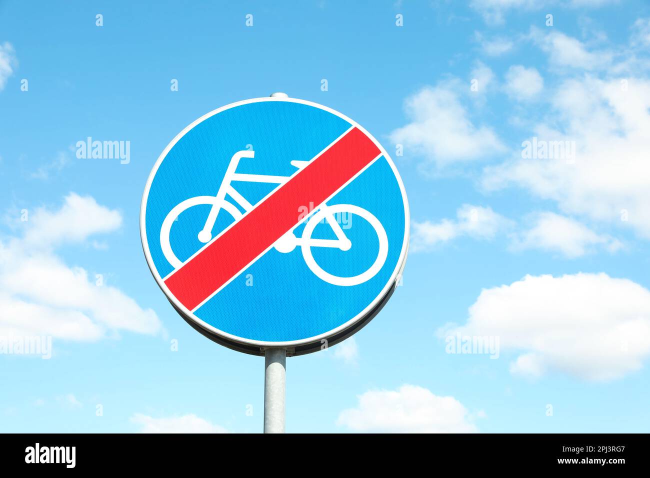 Traffic sign End Of Cycleway against blue sky Stock Photo - Alamy