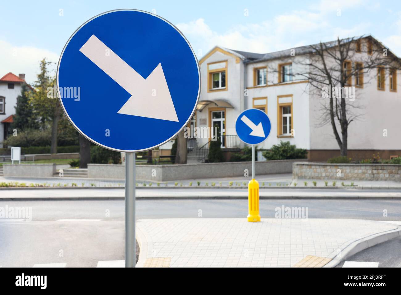Road sign keep right symbol hi-res stock photography and images - Alamy