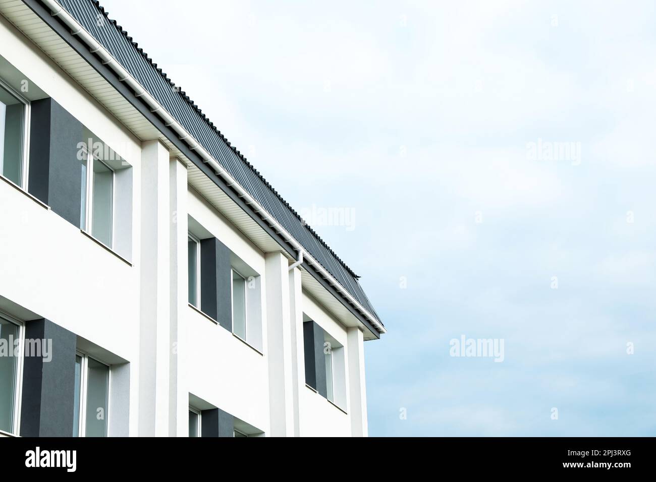 Building on cloudy day hi-res stock photography and images - Alamy