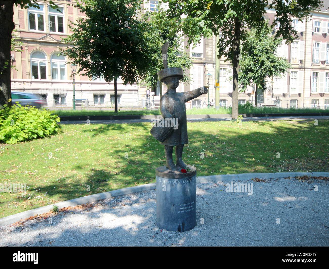 Standbeeld van Jantje uit het liedje 'in Den Haag woont een graaf' aan ...