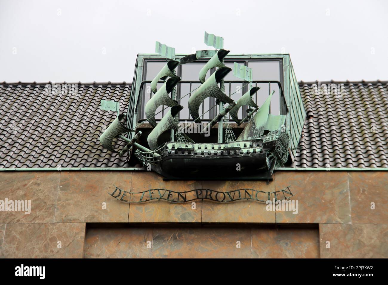 Logo of former insurance office De Zeven Provinciën on the long front ...