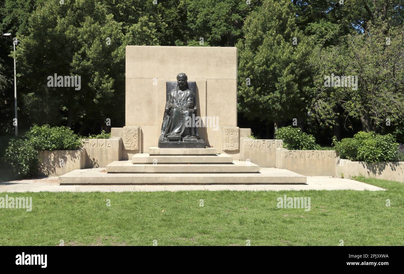 statue of Queen Mother Emma at the Jozef Israelsplein in The Hague in ...
