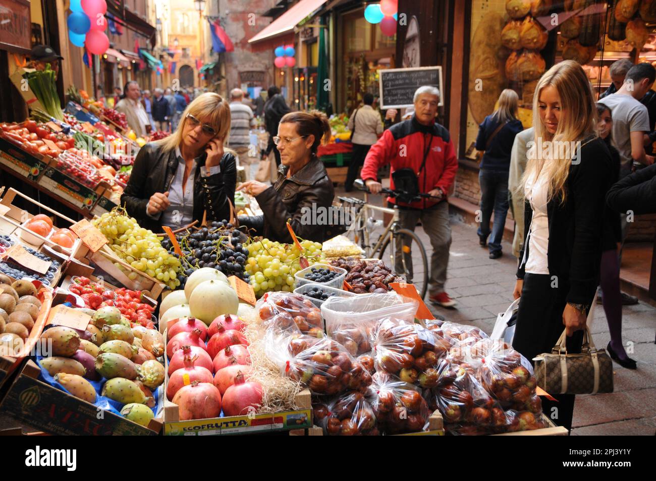 Bancarelle hi-res stock photography and images - Alamy