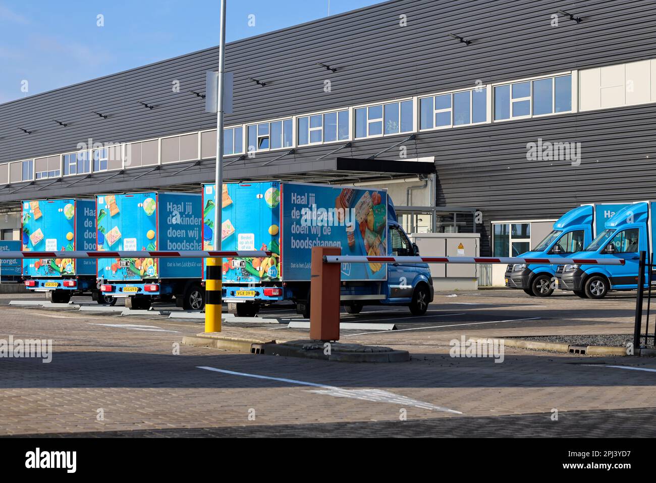 Albert Heijn boodschappen vrachtwagen en logo bij het ...