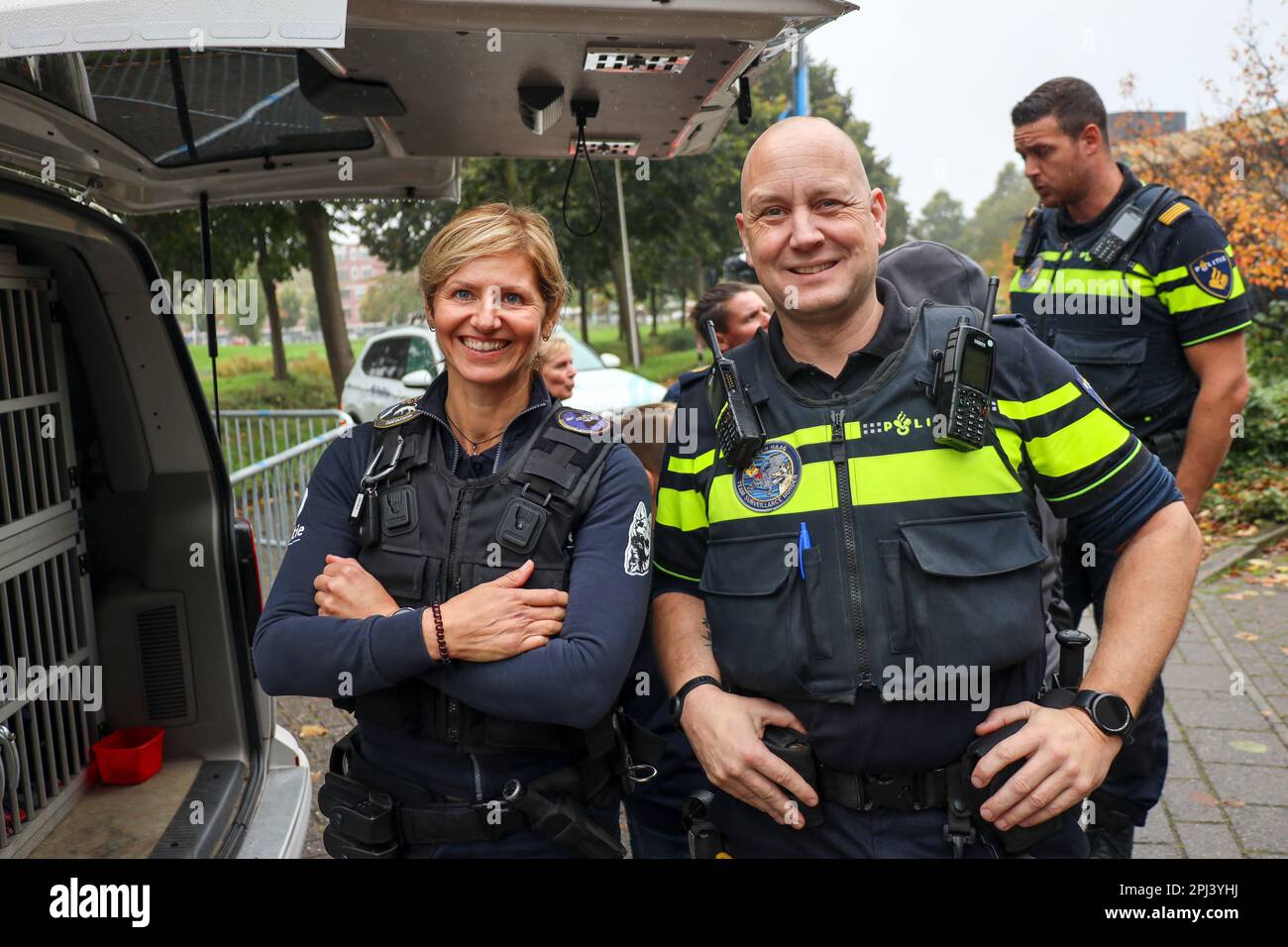 Police dog in vehicle hi-res stock photography and images - Alamy