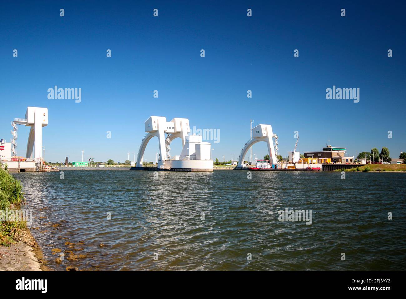 Weir in the river Lek at Hagestein, which is closed for maintenance ...