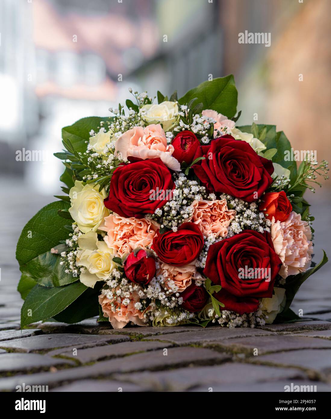 Brautstrauß rote Rosen Stock Photo - Alamy