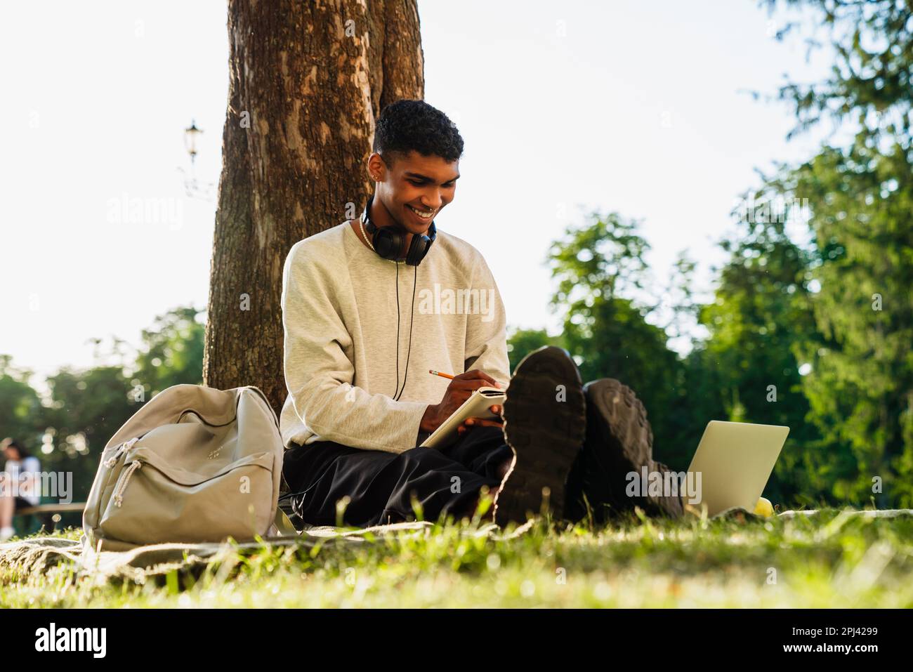 Studying under tree hi-res stock photography and images - Alamy