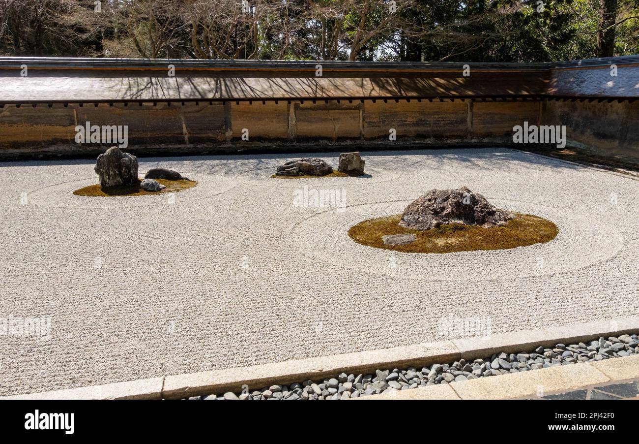 View of raked dry zen garden at RyoanJi Temple in Kyoto , Japan Stock ...