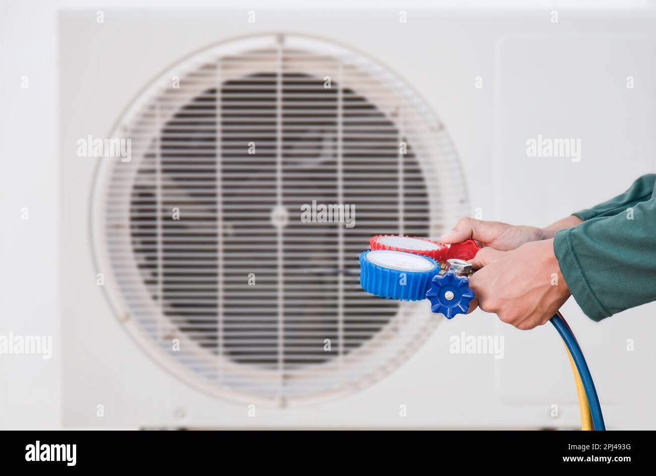 Leak checks hi-res stock photography and images - Alamy