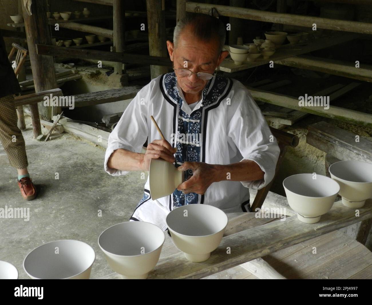 People's Republic of China, Jiangxi Province, Jingdezhen: finishing ...