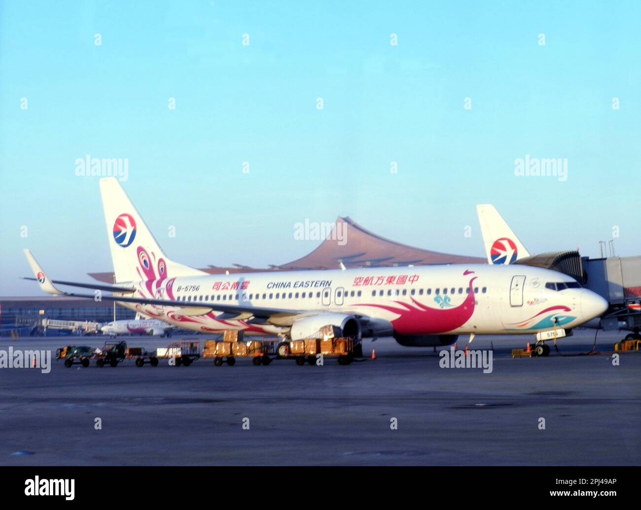 People's Republic of China, Kunming-Wujiaba Airport: B-5756 Boeing 737 ...